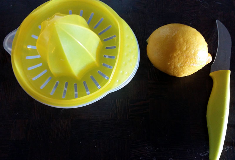 Presser un citron avec un presse-agrume » Je cuisine sain facilement